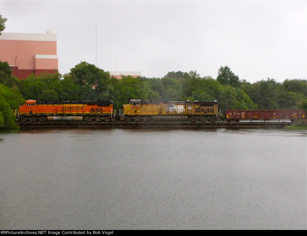 BNSF 7262 and UP 5556